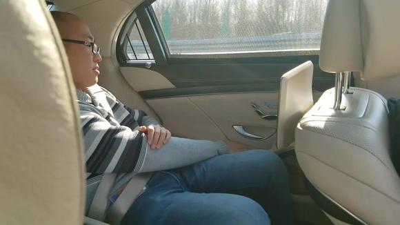 带孩子出行后排安全锁一定要使用,即便是大奔也能被拉开。
