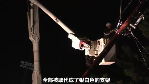 为何电线杆的支架都是银色,国外却仍旧在用木头支架?区别在哪?