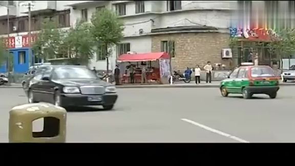 男子侮辱交警被打,路人主持公道,原来是新上任的局长