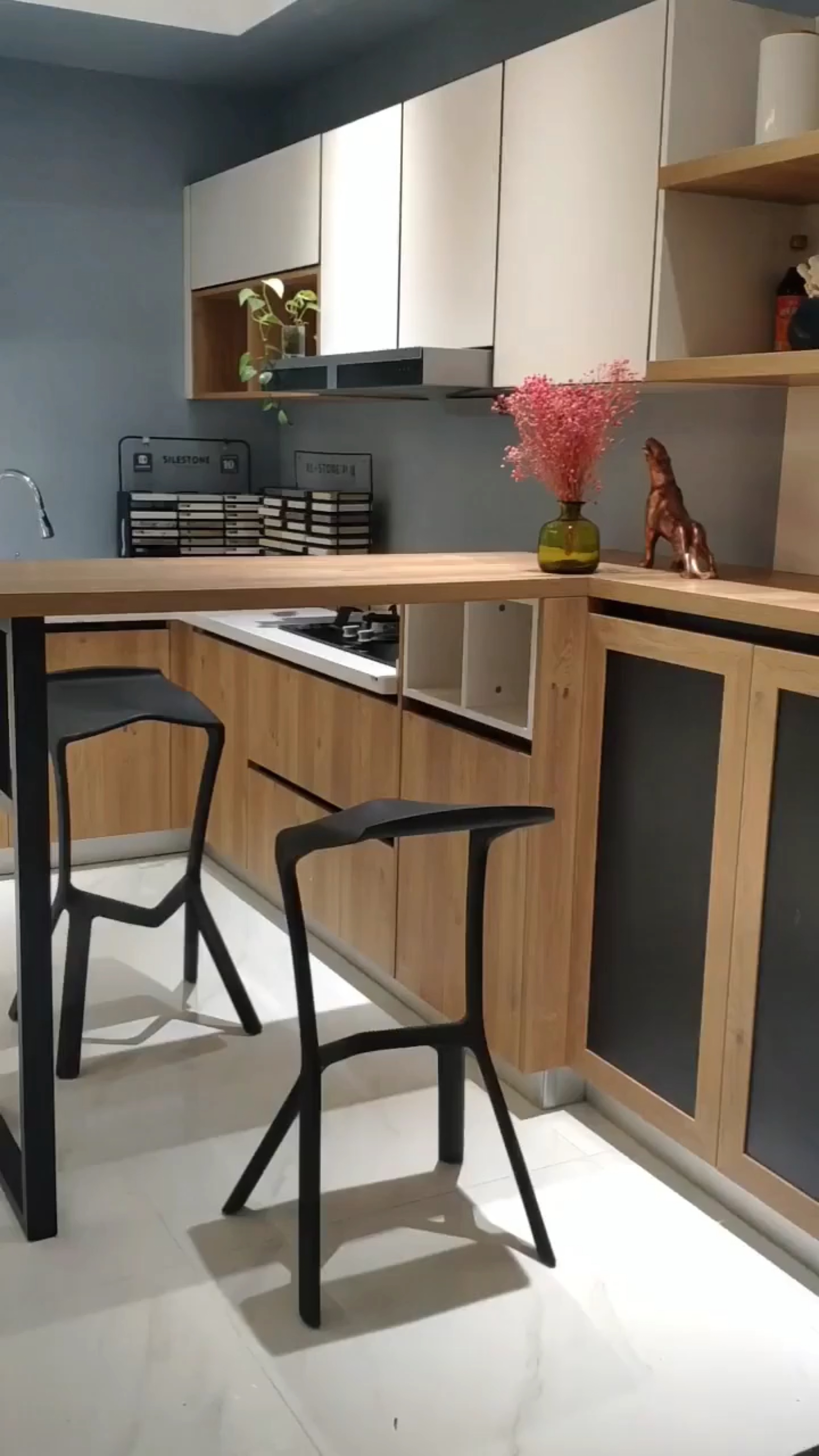 在厨房和餐厅之间,设计个小吧台,既能做隔断,又能发挥实际用处