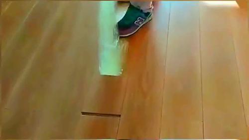 看看大哥给地板修复裂缝,这方法简单又易学!