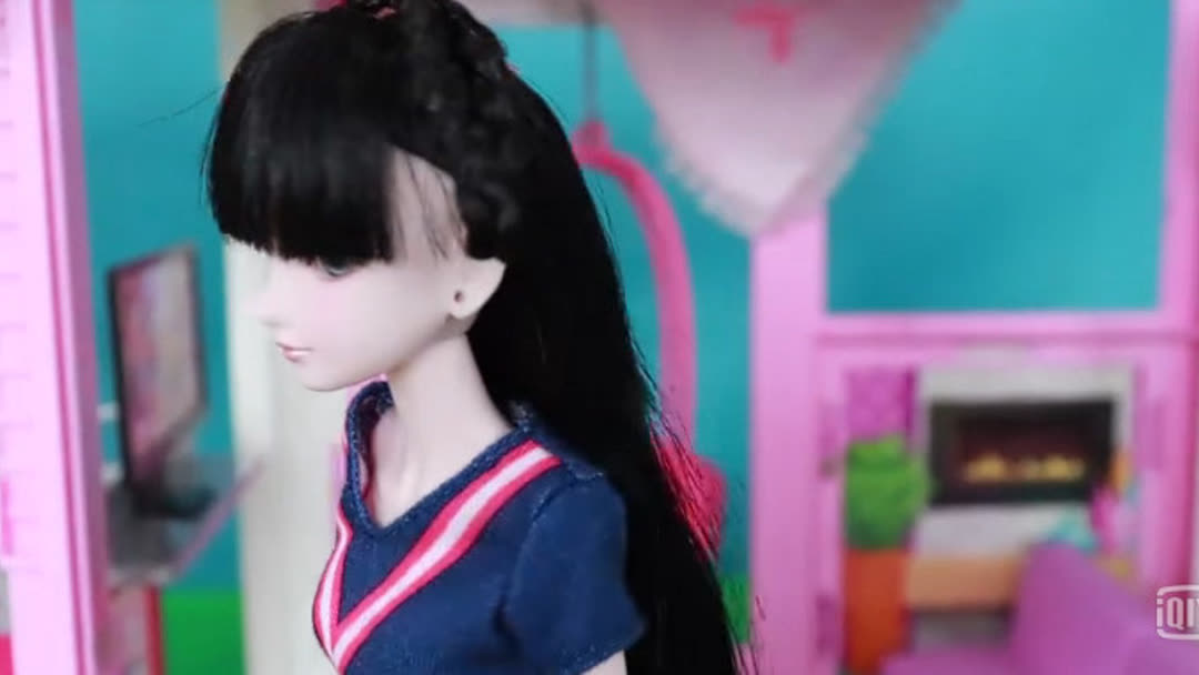 绒绒兔玩具:叶罗丽早晨洗漱上学 妈妈给她拿衣服做早饭