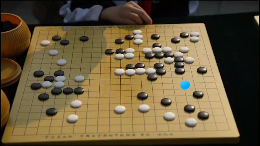 小学生与大师对弈,公益指导棋、希望围棋教室捐赠活动在渝北举行