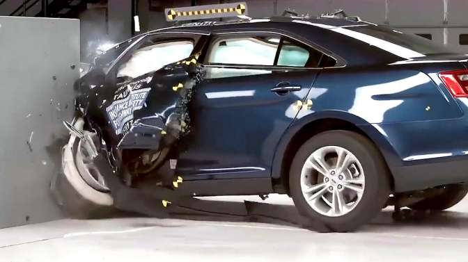 福特金牛座碰撞测试视频,金牛座安不安全,看完没帕萨特什么事了