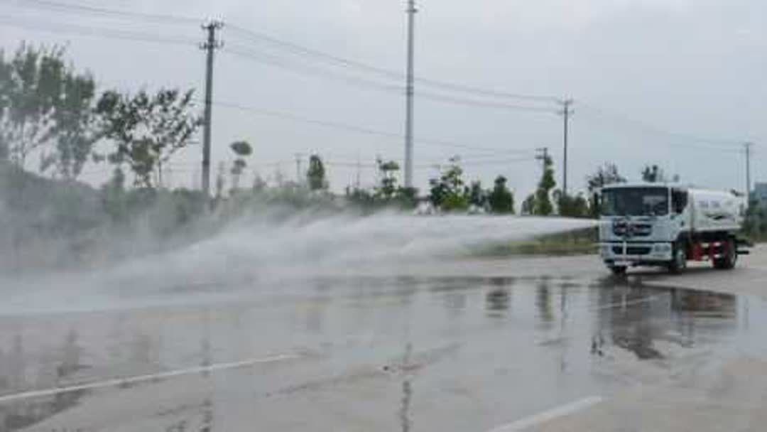 东风D9洒水车工作视频展示