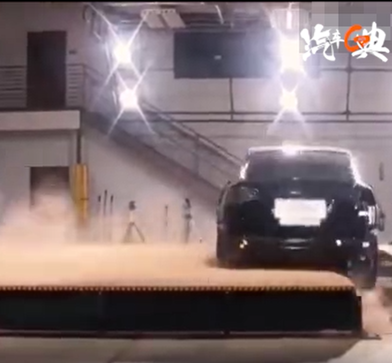 美国新车翻滚测试中