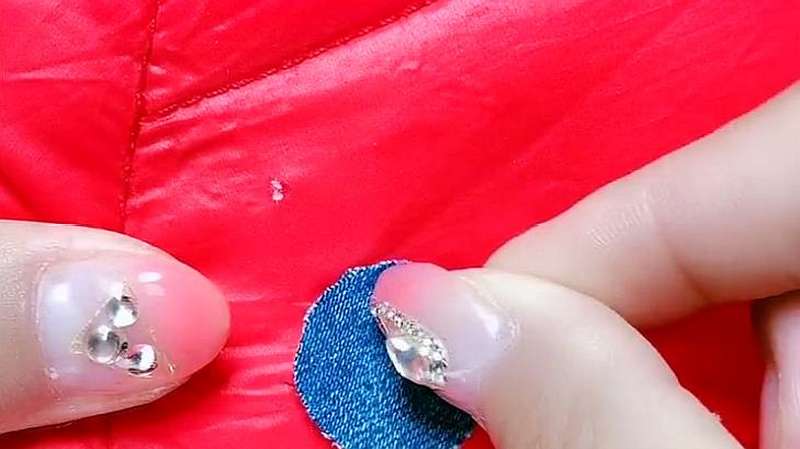 闺女的羽绒服被烧了个洞,看我怎么补出一朵花儿!