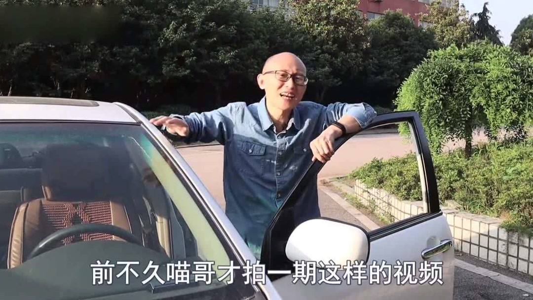 等红绿灯停车技巧,这几个动作一定要做,不然出车祸是迟早的事情