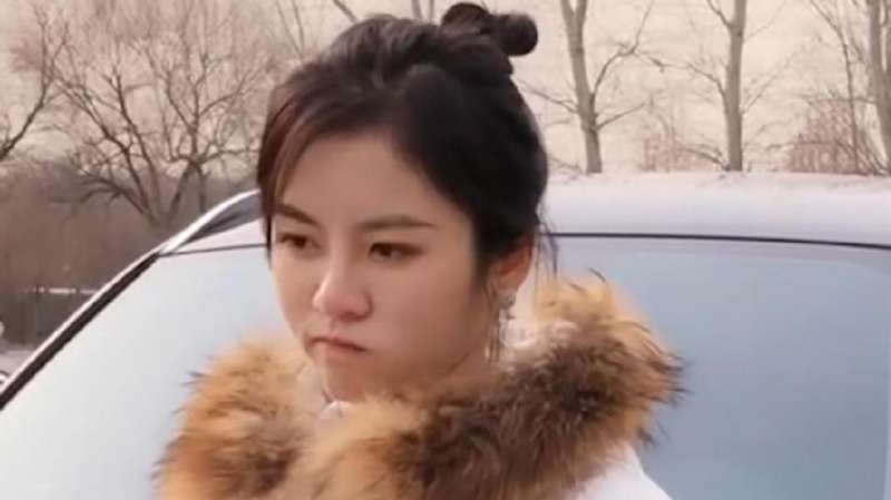 倒车时脚放哪?怠速倒车足矣!