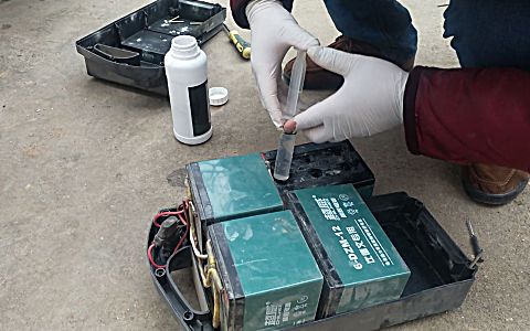 电动车电池不用换,坤哥自己在家做电瓶修复,弄好电池又能用两年