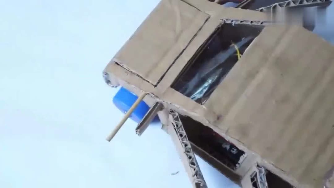 手工DIY-利用硬纸皮手工DIY制作小轿车电动玩具车