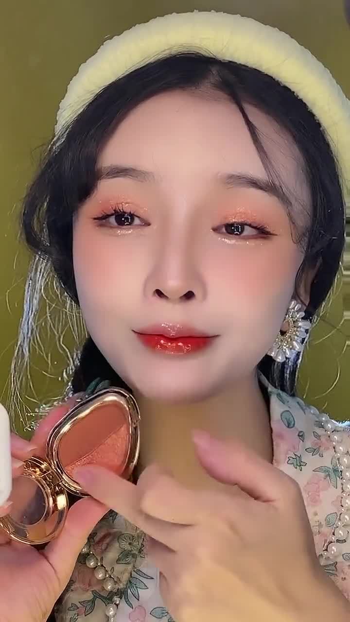 懒人双色眼影谁涂谁好看,手指就可以上妆,淡淡的橘色洋气又显白眼影