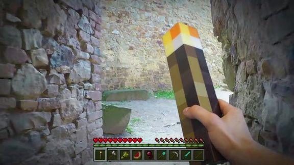 我的世界vs真实世界第七集:带着火把漫步城堡