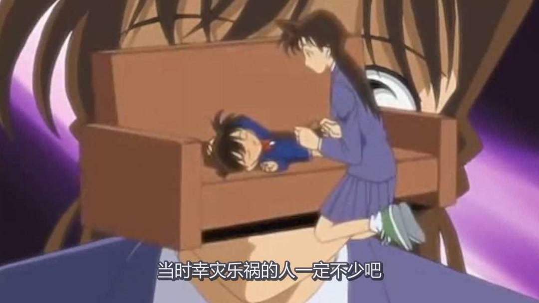 名侦探柯南:小兰发现柯南跟小时候的新一长的很像,看她怎么拆穿