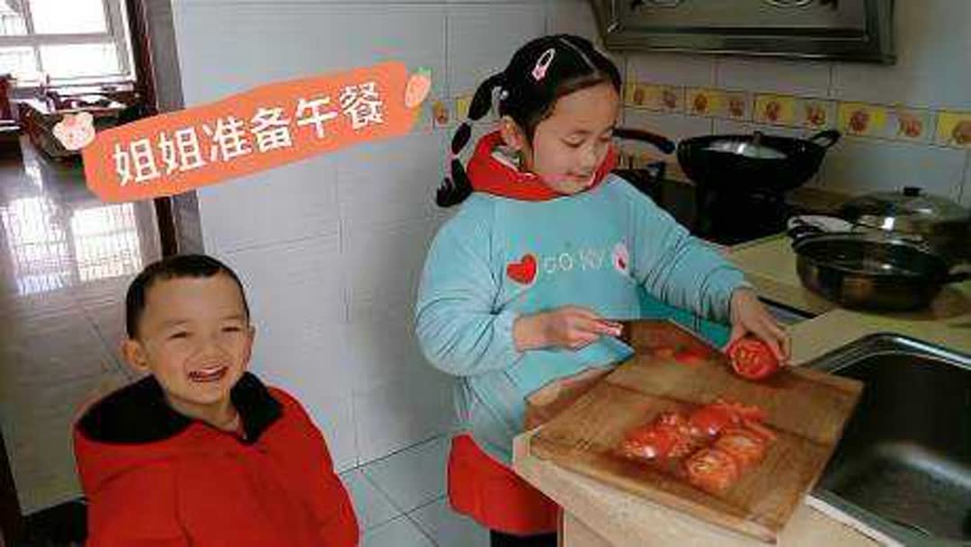 熙熙寒假第二周劳动作业选择做午餐,她做了些啥菜?弟弟咋评价呢