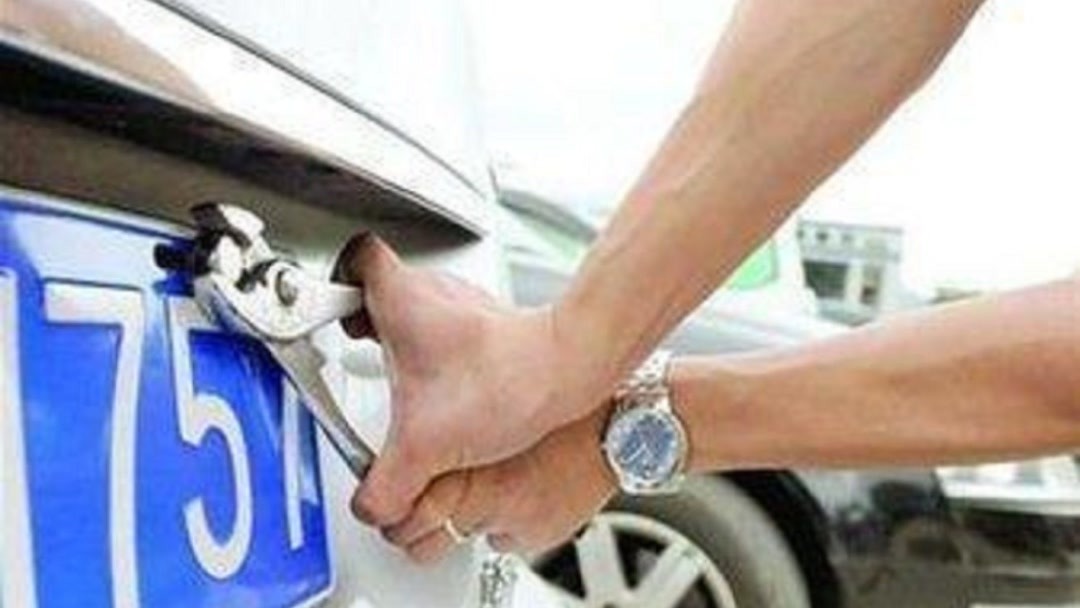 不按规定悬挂车牌扣12分,车管所只给了2颗固封螺丝怎么办?