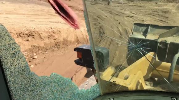 石头掉下来砸向玻璃的那一刻,我承认我怕了,背后空无一人