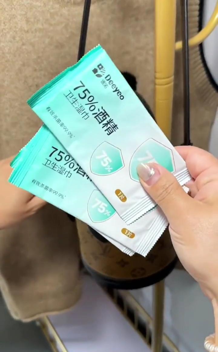 现在出门不光要带口罩,这个酒精湿纸巾也是必备,屯起来