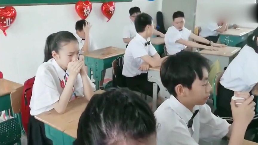 毕业前的最后一节班会,学生们哭的撕心裂肺,以后再也见不到了!
