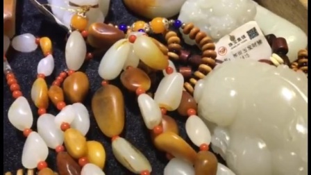 朋友30万抵押给过来的一块翡翠原石, 切开后竟然价值过亿!