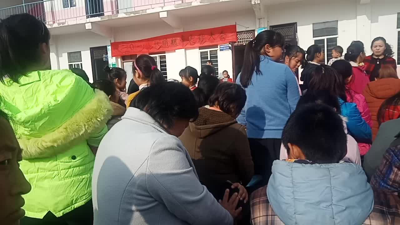 学校开表彰大会