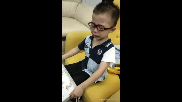 娥产卵后离开了这个世界,娃哭的鼻涕一把眼泪一把,感慨生命太!