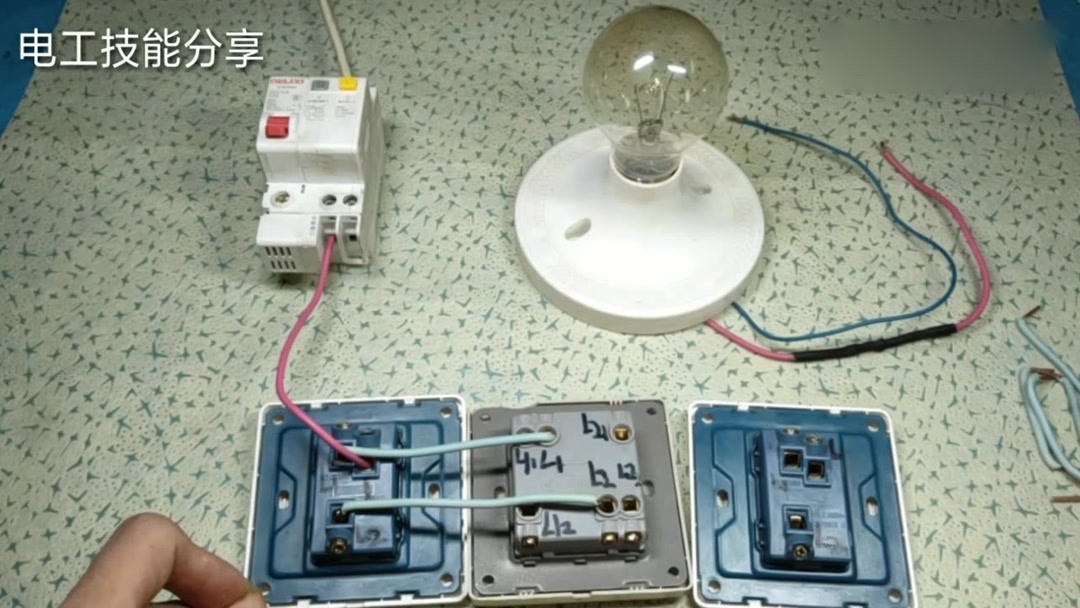 干了2年电工,1灯3控不会接线,多亏老电工教给我,终于学会了