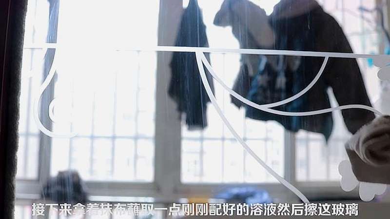 擦玻璃用什么最好:教你一个小窍门,玻璃干净明亮不落灰