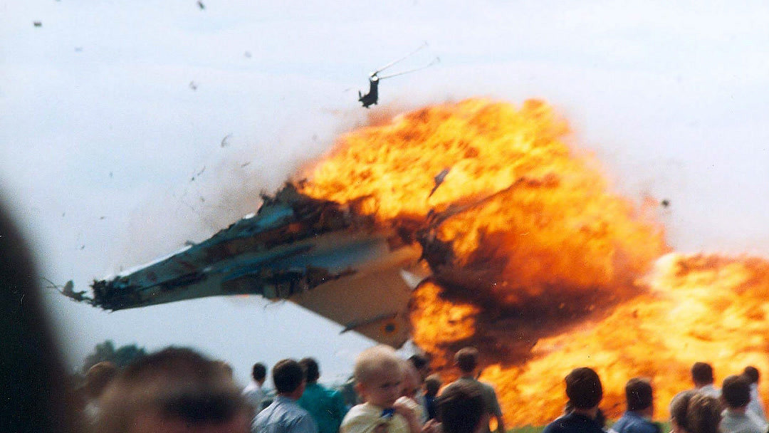 惨烈飞机事故!飞行员特技表演失败,直接坠毁!