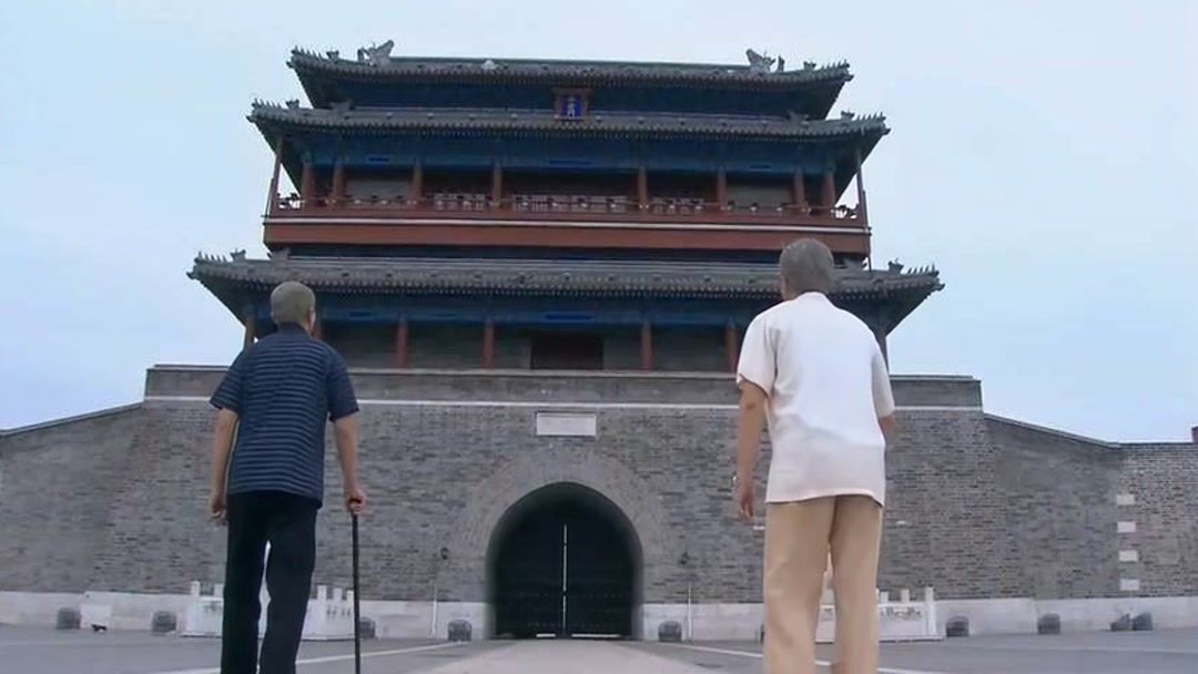 《全家福》大结局:老萧和满堂登上永定门,老萧一句话,忒逗了
