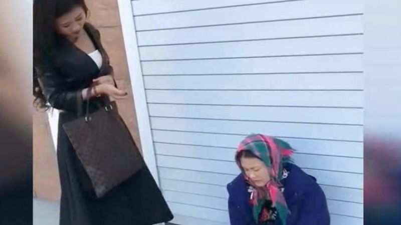 女乞丐街边乞讨,不料遇到这样的待遇