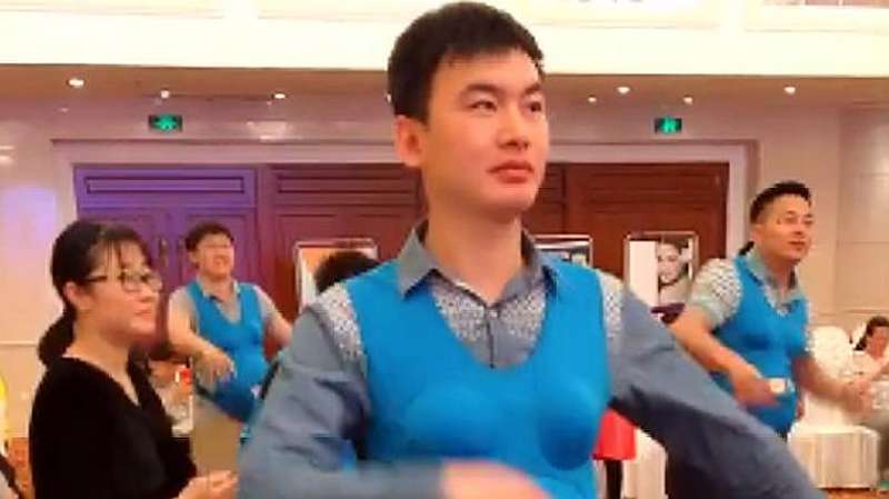 爸爸模仿妈妈挺着大肚子做运动,体验妈妈怀孕的辛苦!