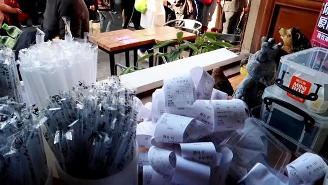 景区超牛奶茶店,小票堆满柜台,肥皂忙不过来!赚钱就是嘚瑟!