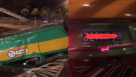 西安一出租车行驶中翻车 将护栏撞烂四脚朝天
