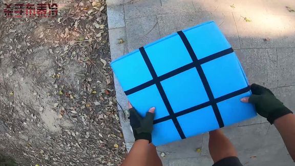 真人搞笑CS:玩家拿空投箱装武器库,不料箱子被偷,武器全没了