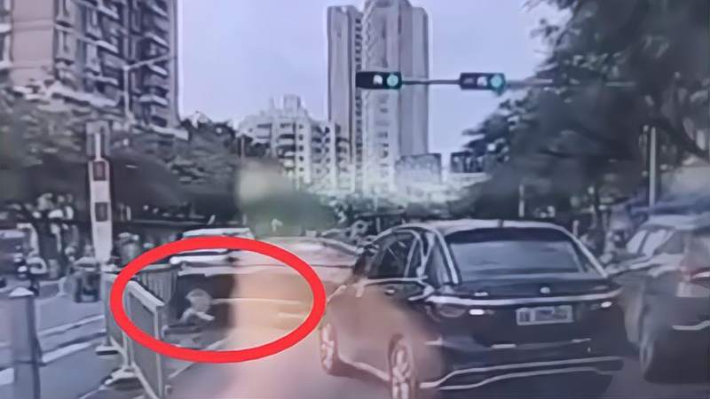 深圳一小车连续撞外卖员两次?警方通报:意外事故,并非故意碾压