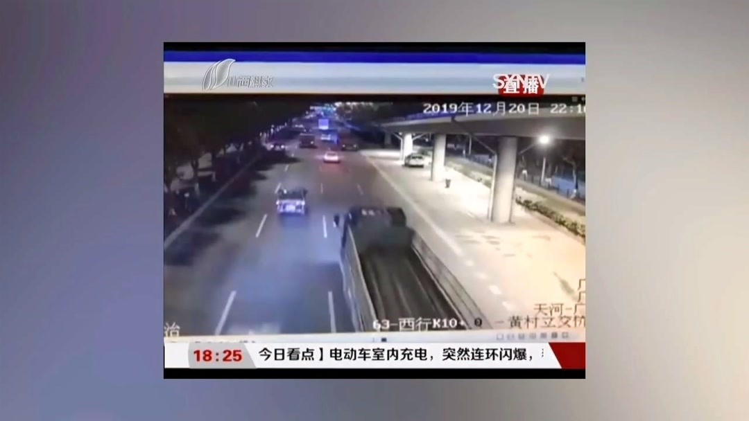 太倒霉!货车轮胎脱落,后车连续躲闪还是中标了