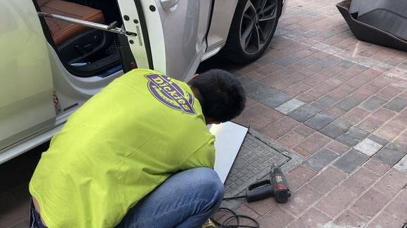 车门凹陷4s店要价1600元 小伙只要100元5分钟就帮我无损修复了!