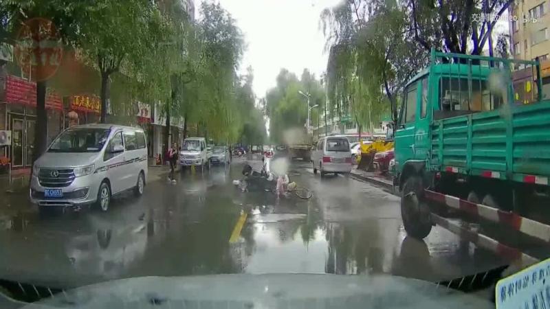 行车记录仪:车祸瞬间,出行要注意安全!