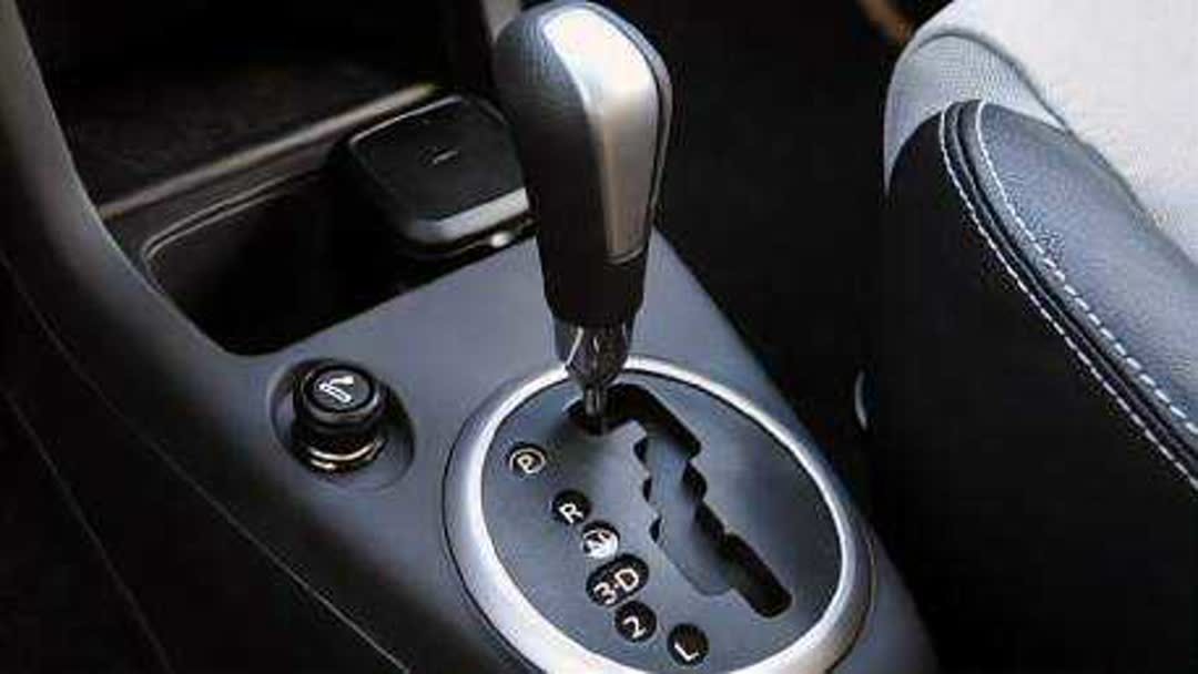 自动挡车在下坡时该如何操作?老司机:不要挂D档踩刹车,很危险