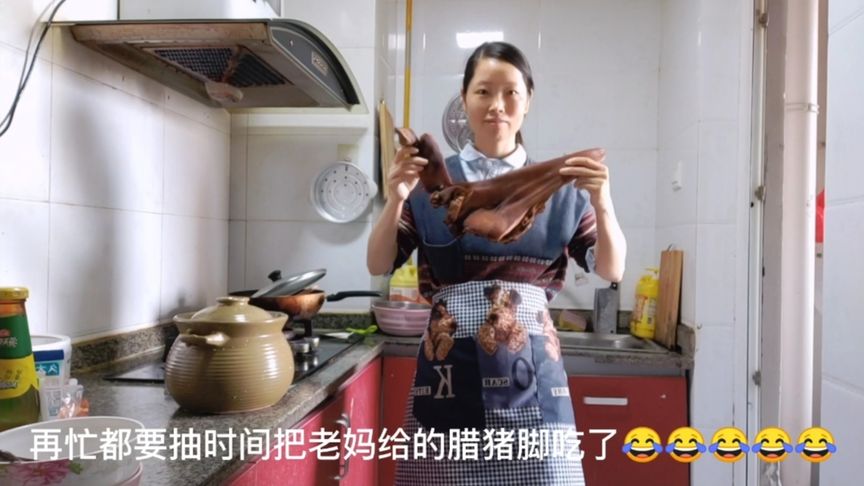 给钱都不换的腊猪脚,直接用手拿着吃,这次算是吃过瘾了,真解馋