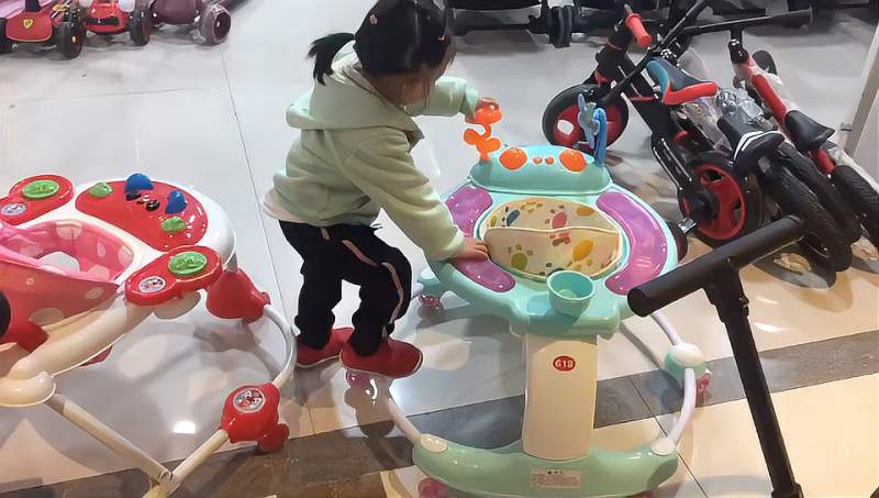 小可爱梦寐已久的小电车到手了,别提有多开心啦