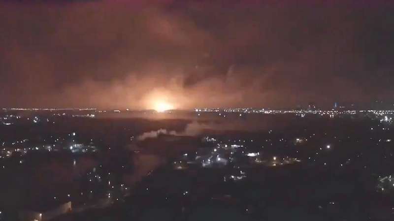 伊朗首都一处军事基地旁深夜发生爆炸 现场出现巨大火球照亮夜空