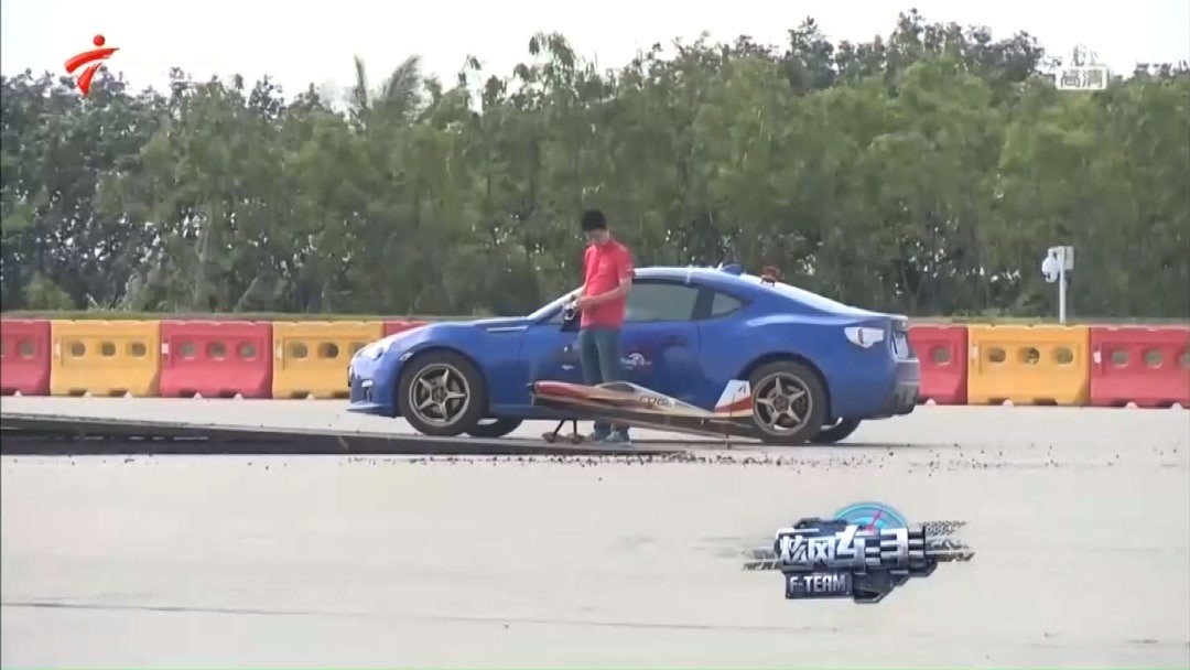 终于拿出了飞机模型,在空中完成了花式飞翔,以一段表演落下帷幕