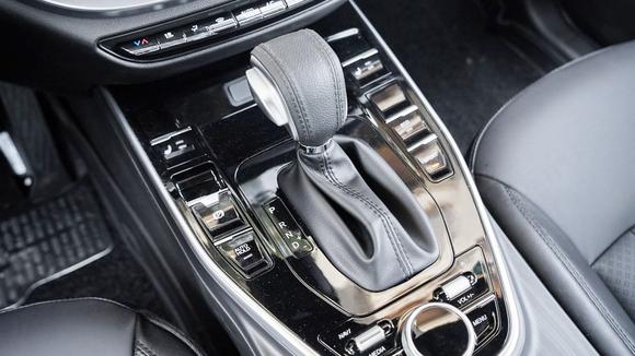 自动挡汽车的加号和减号怎么用?老司机:其实很简单