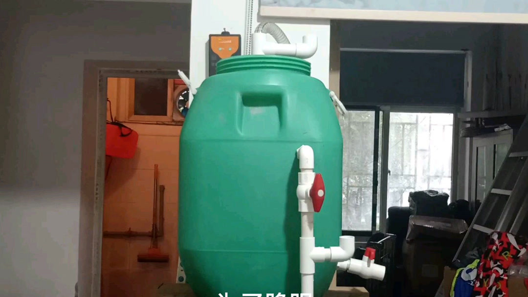 帮朋友的鱼缸用化工桶制作沼泽过滤桶,过滤棉代替植物,效果不错