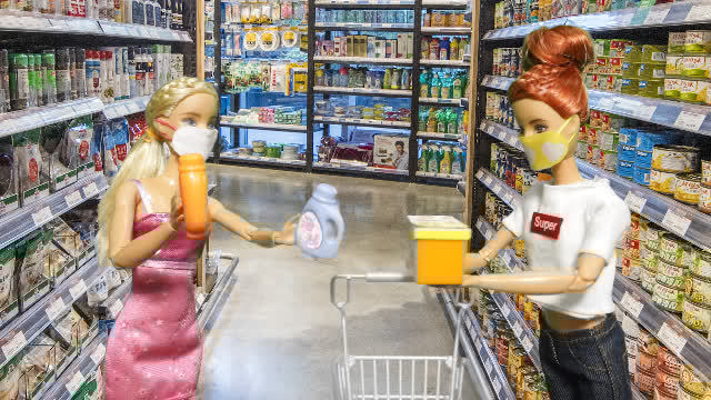 为抗击新冠肺炎,芭比和敏杰去超市买消毒酒精和口罩