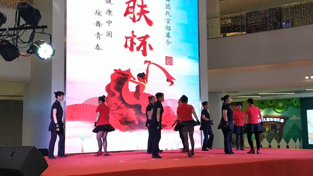 精选红歌广场舞《我爱你中国》,用舞蹈礼赞伟大中国,跳出对祖国的爱意