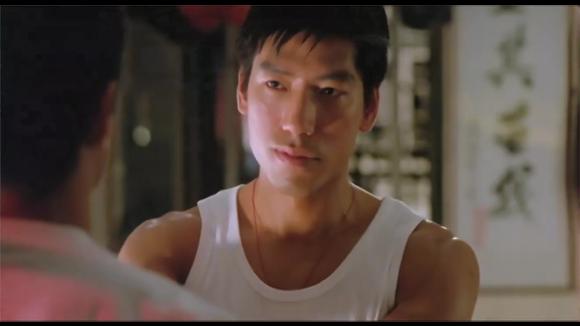 社会黑帮打架斗殴,众人持刀劫道,这场面太吓人