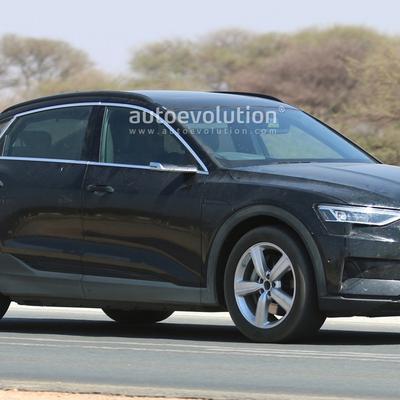 ...其前脸在现款车型上加入了“Sportback”铭牌标识以及四条灯带设计...